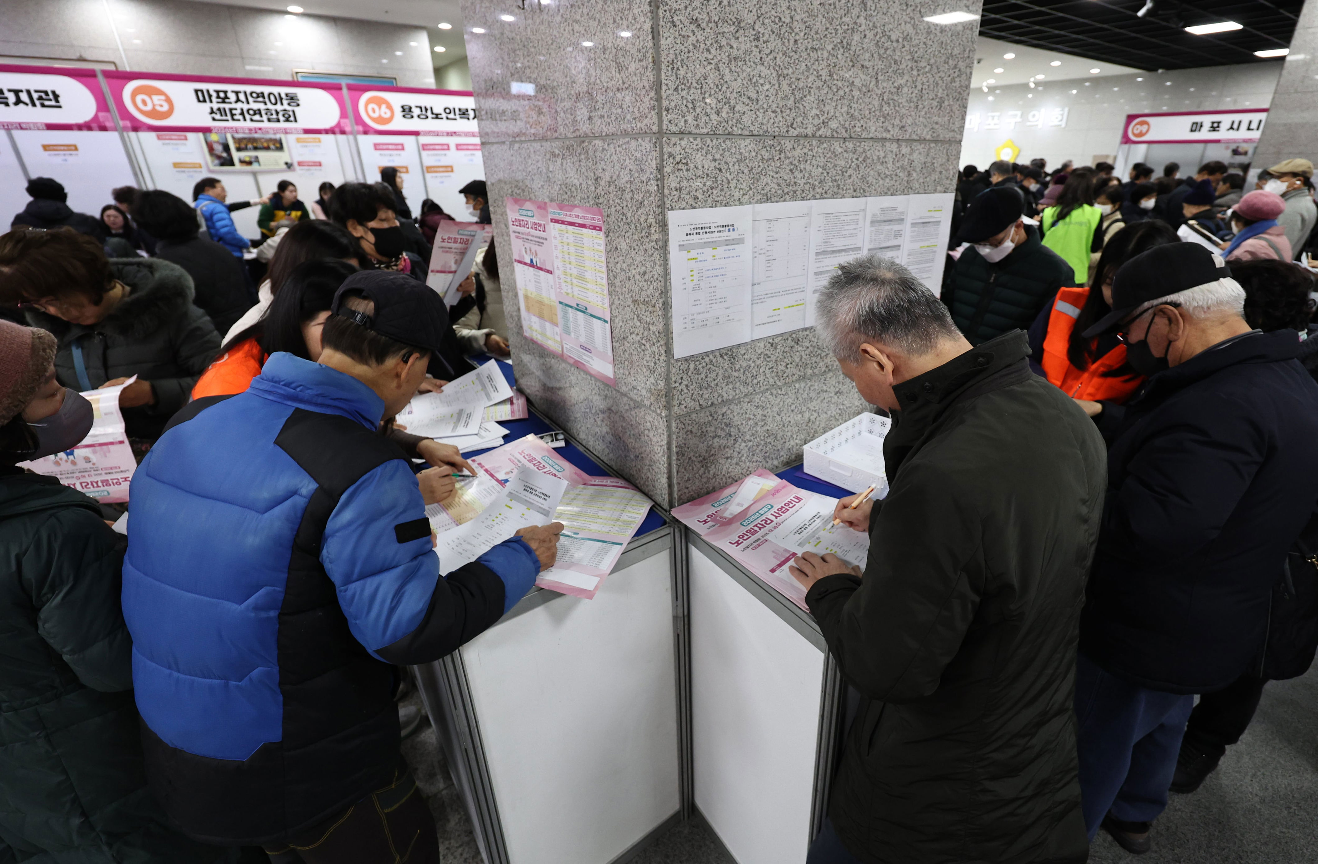 공공일자리가 만든 '고용 착시'… 빼고 보면 작년 실업률 0.2%p ↑