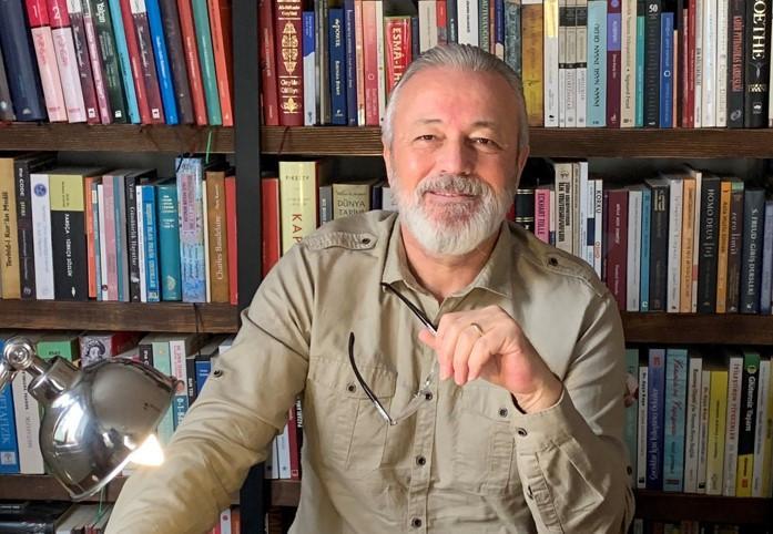 Ünal Ersözlü’den tek şiirlik bir evren “Böğürtlen Öpücüğü”