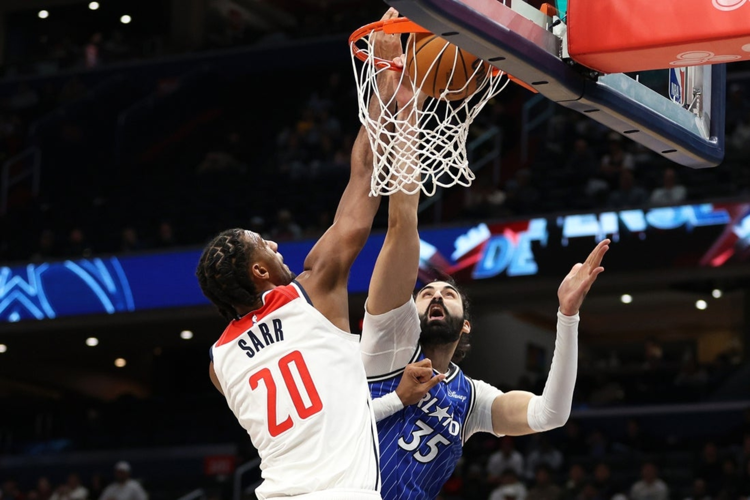 Wizards keep rolling, thwart Magic comeback bid