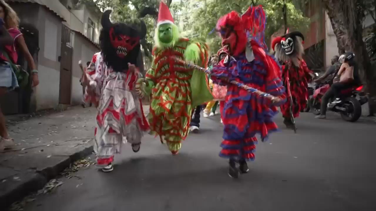 Clowns parade through Rio's favela on Three Kings Day