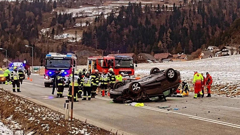 Auffahrunfall nach Panne – Auto lag nach Crash auf Dach