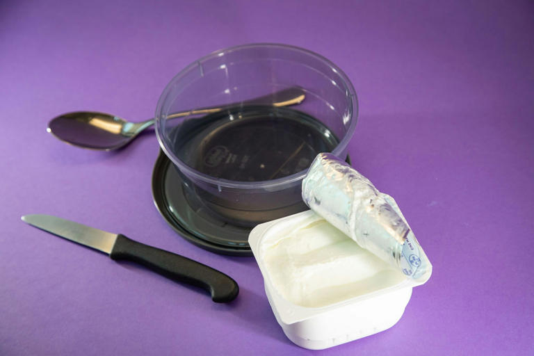 Lifehack-Check: Messer-Trick: So rutscht der Quark aus dem Becher