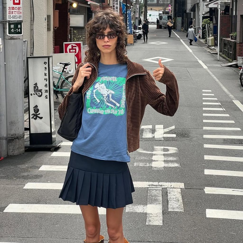 Los trucos para peinar el flequillo rizado que es tendencia y redefine ...