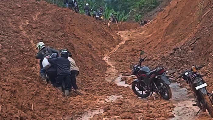 Tak surut dihadang lumpur, begini perjuangan guru Samarkilang Bener ...