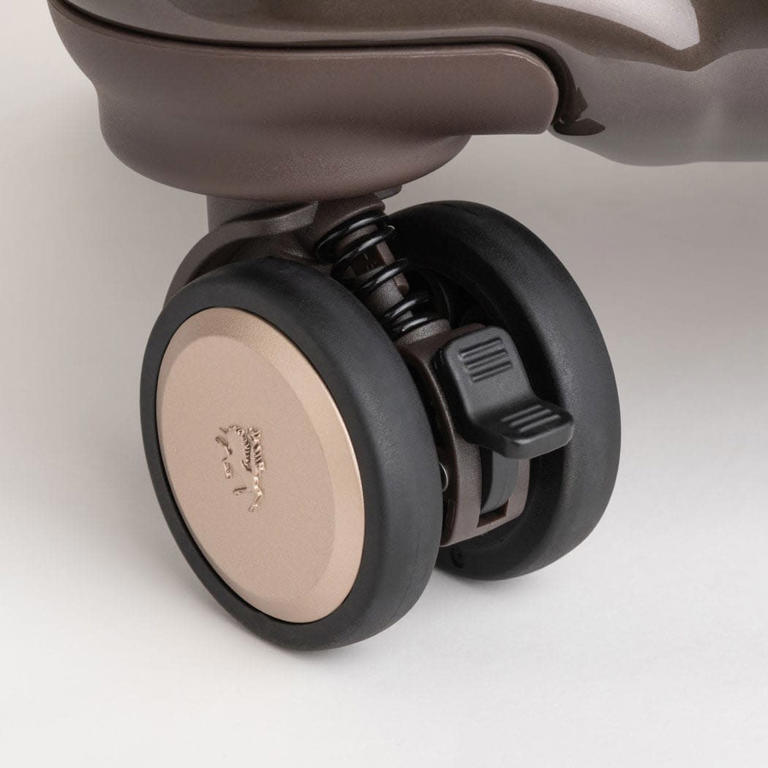 【大注目の旅バッグ】レジェンドウォーカーの傑作「5122」が進化! 拡張＆ストッパー搭載の新作「ヴェリーロ」誕生