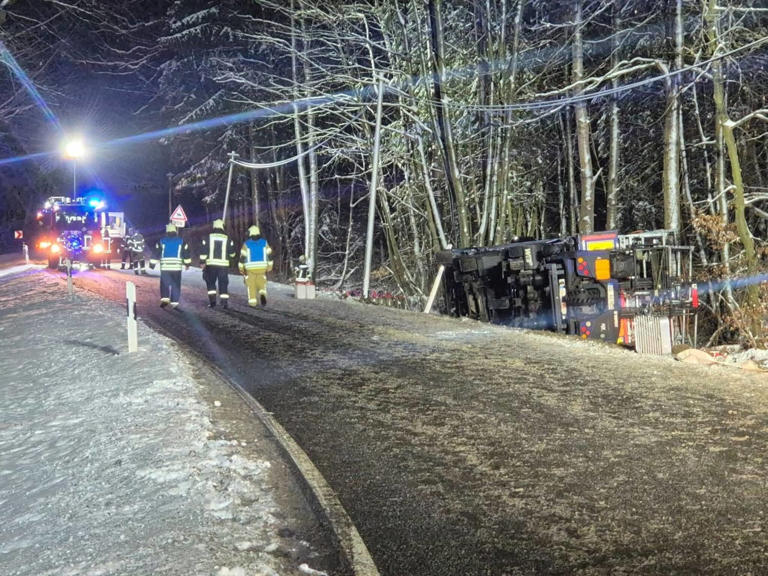 Lkw mit mehr als 850 Gasflaschen rutscht bei Goldberg in Straßengraben