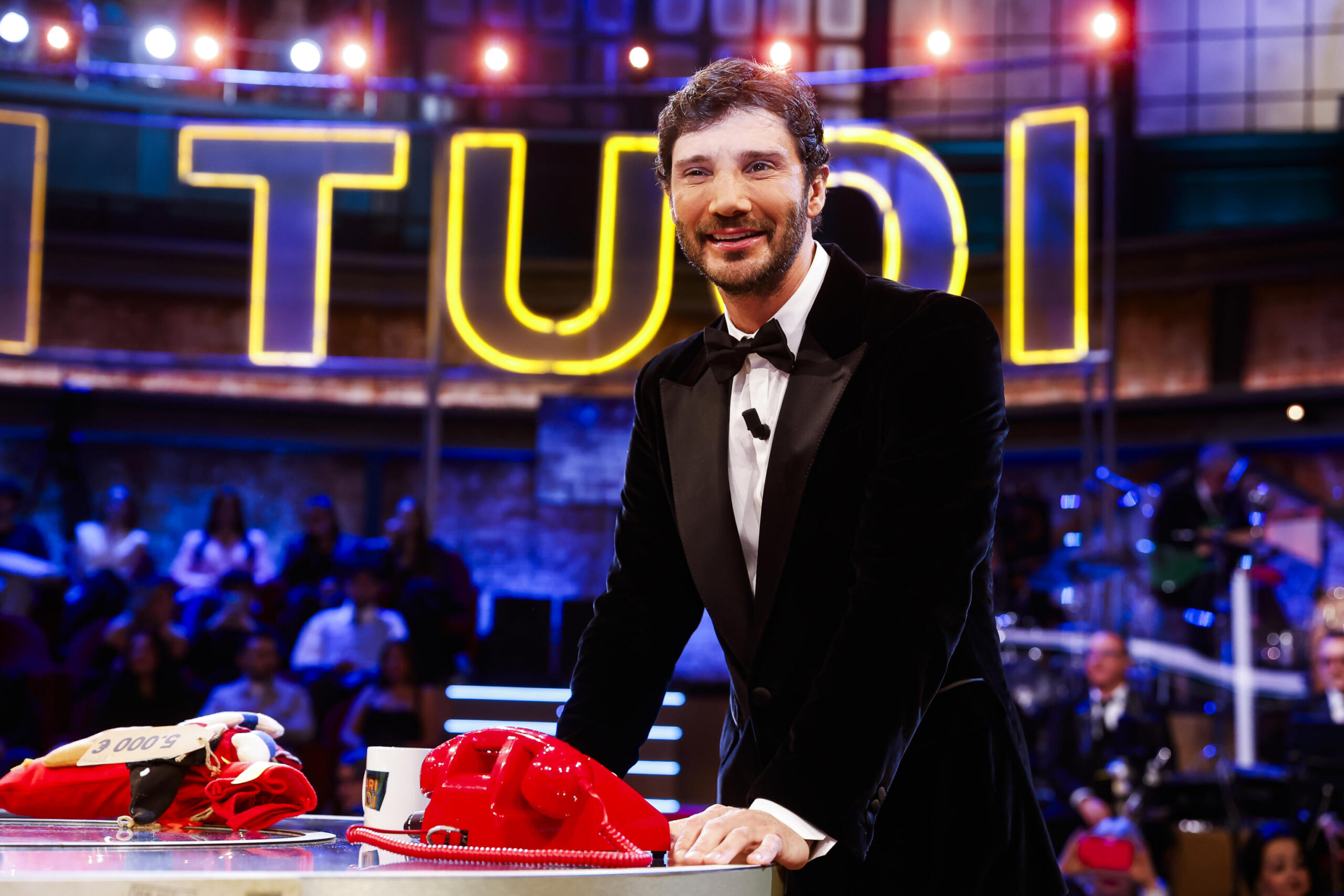De Martino annuncia le date di Sanremo 2027, dal 16 al 20 febbraio