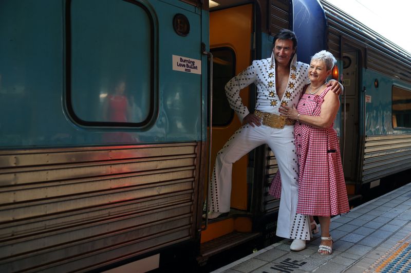 Un tren temático de Elvis Presley parte hacia un festival tributo en ...