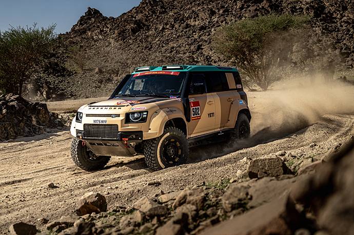 The Defender just entered the world’s toughest race—and brought a twin ...