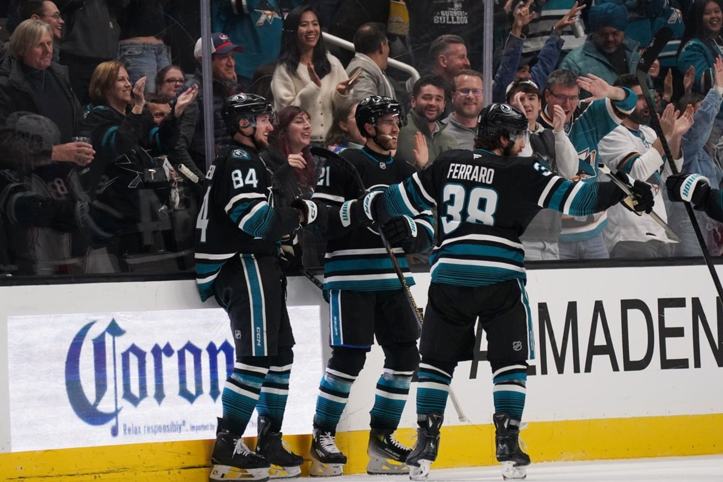 Sharks build 2-goal lead, put away Blue Jackets late