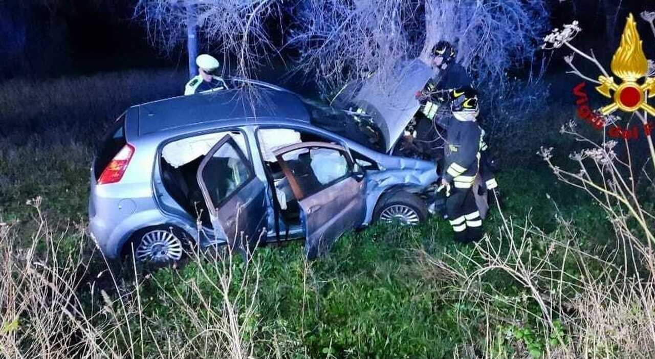 Incidente nella notte, l'auto si schianta contro l'albero: due feriti