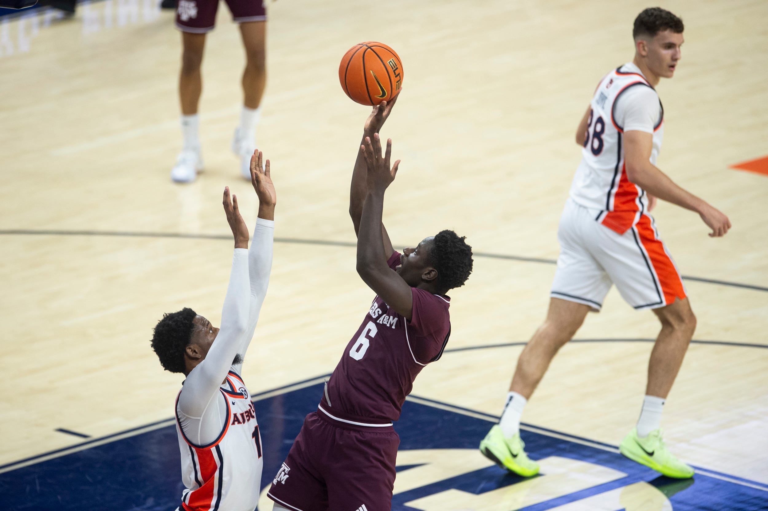 Texas A&M defeats Auburn in 90-88 road thriller