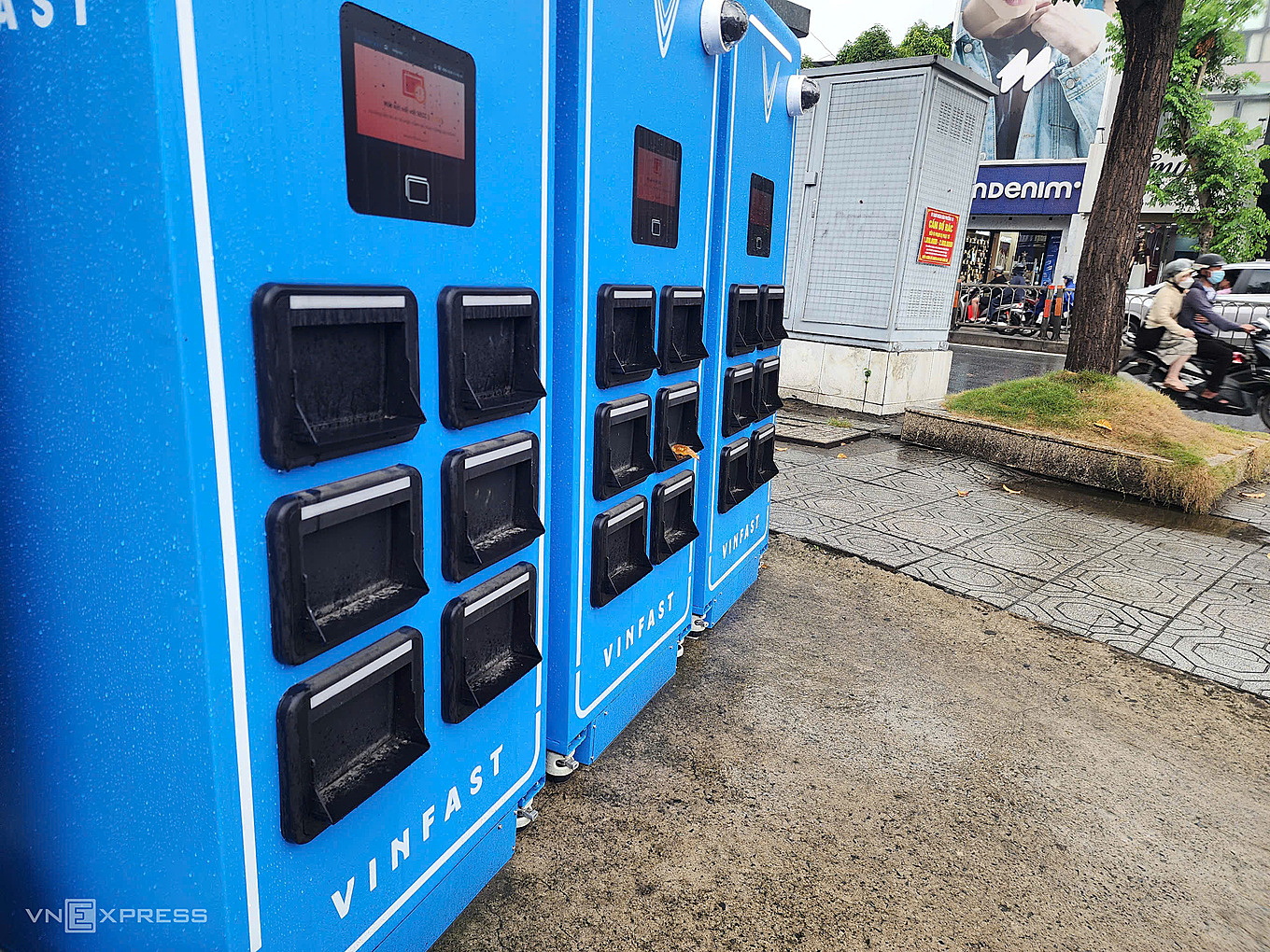 TP HCM cho phép lắp tủ đổi pin xe máy điện trên vỉa hè