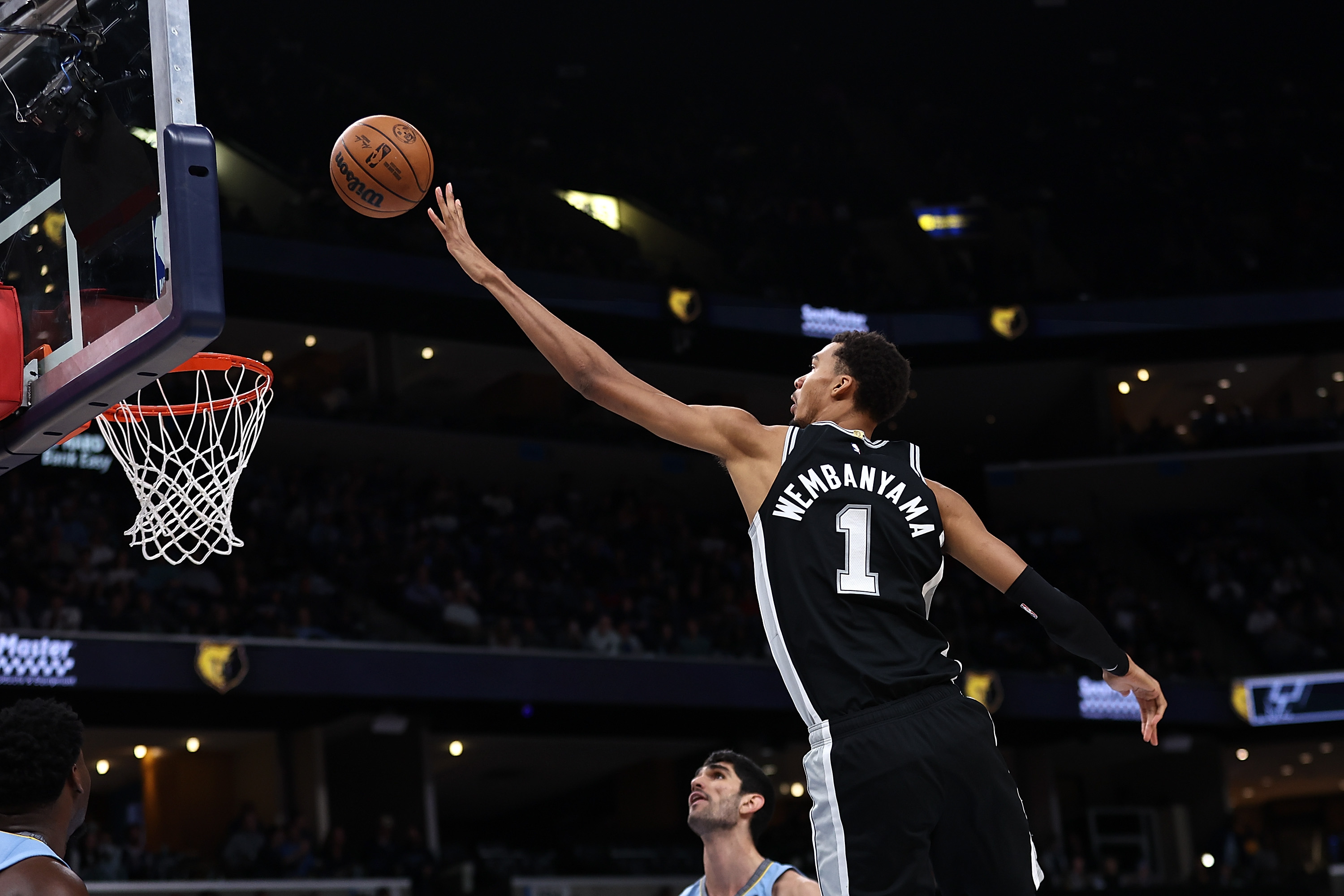 Victor Wembanyama shows knee is fine by doing something that shouldn't ...