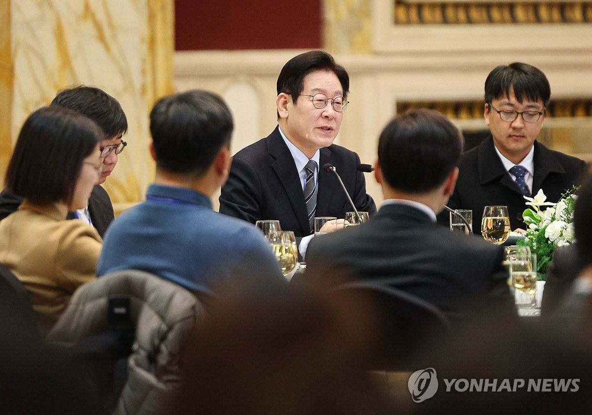 (Lead) Lee says he asked China's Xi to play mediator role on Korean ...