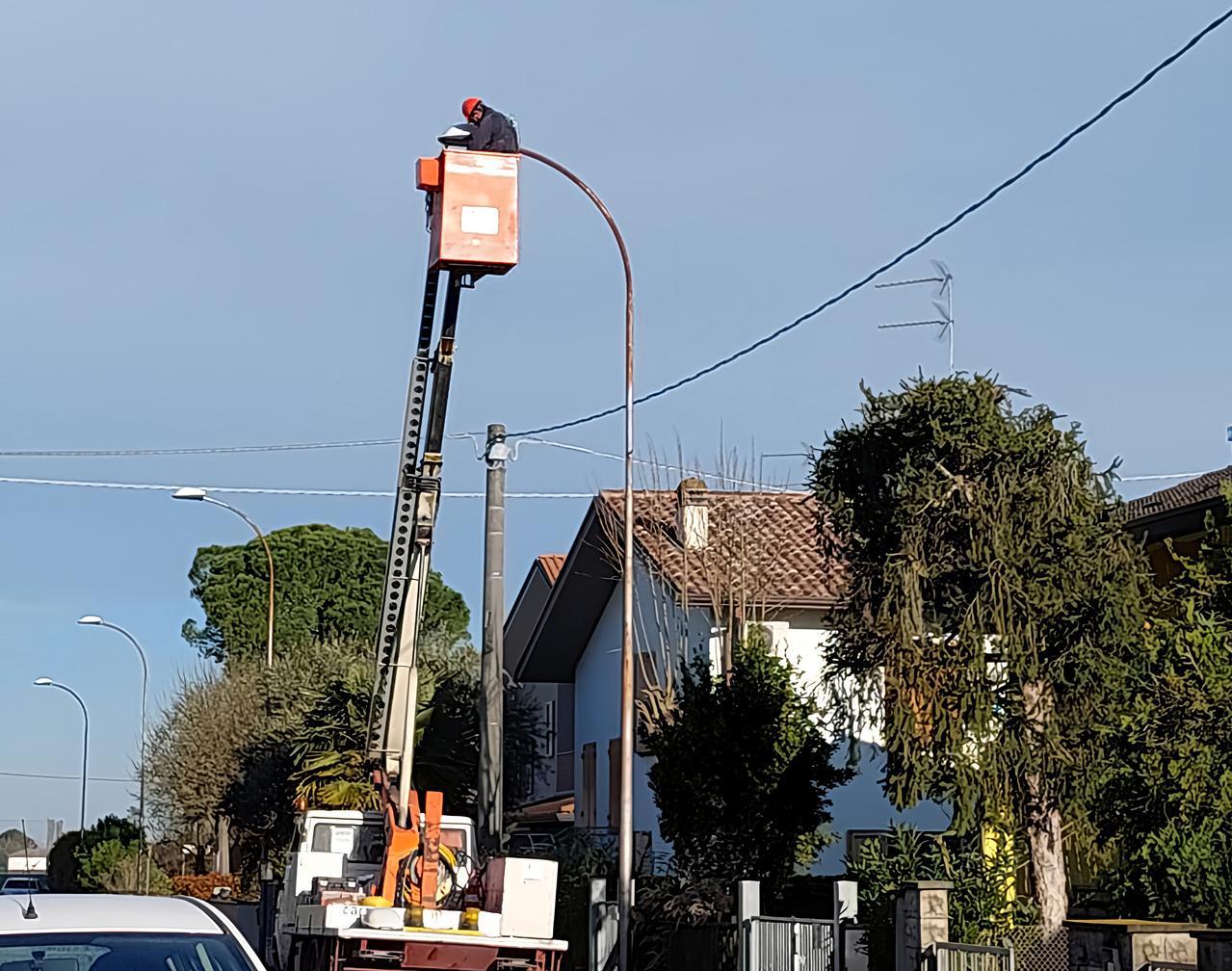 Illuminazione e sicurezza. Lampade obsolete e rotte. Lavori al via su ...