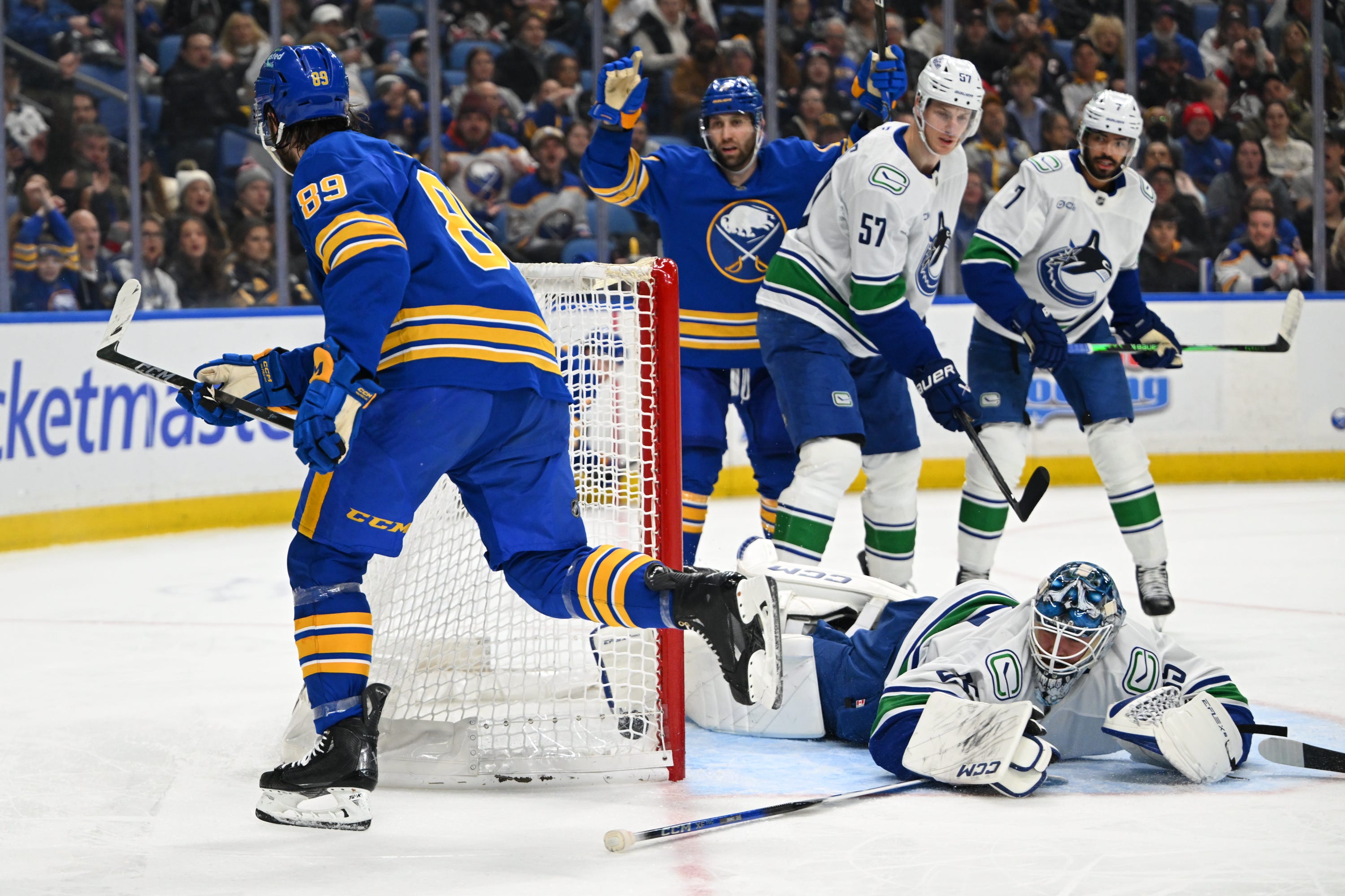 Sabres survive late scare from Canucks