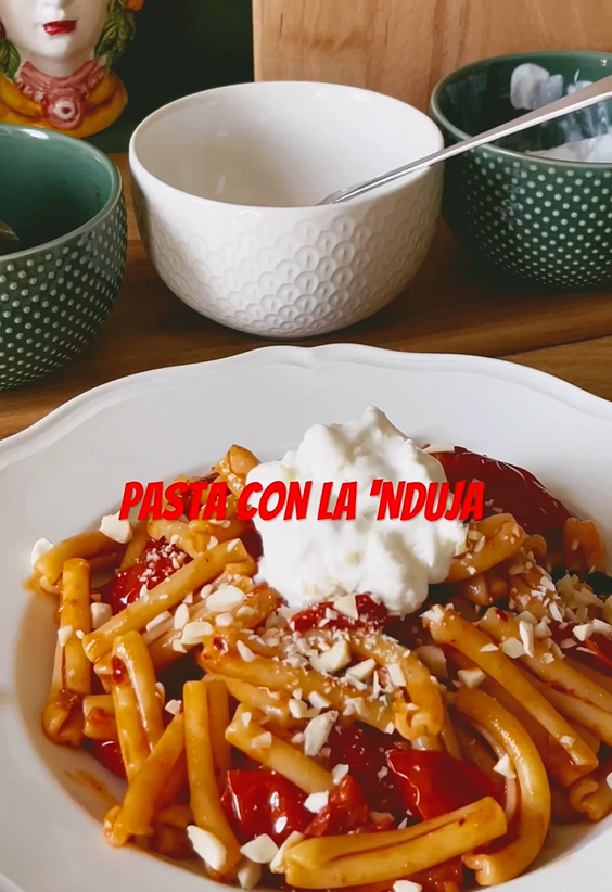 Pasta con 'nduja, pomodorini e stracciatella | Ricetta calabrese facile