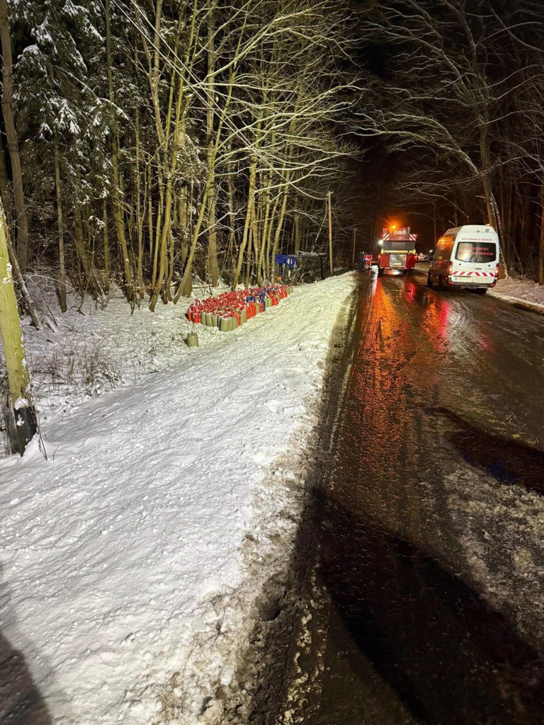 Lkw mit mehr als 850 Gasflaschen rutscht bei Goldberg in Straßengraben