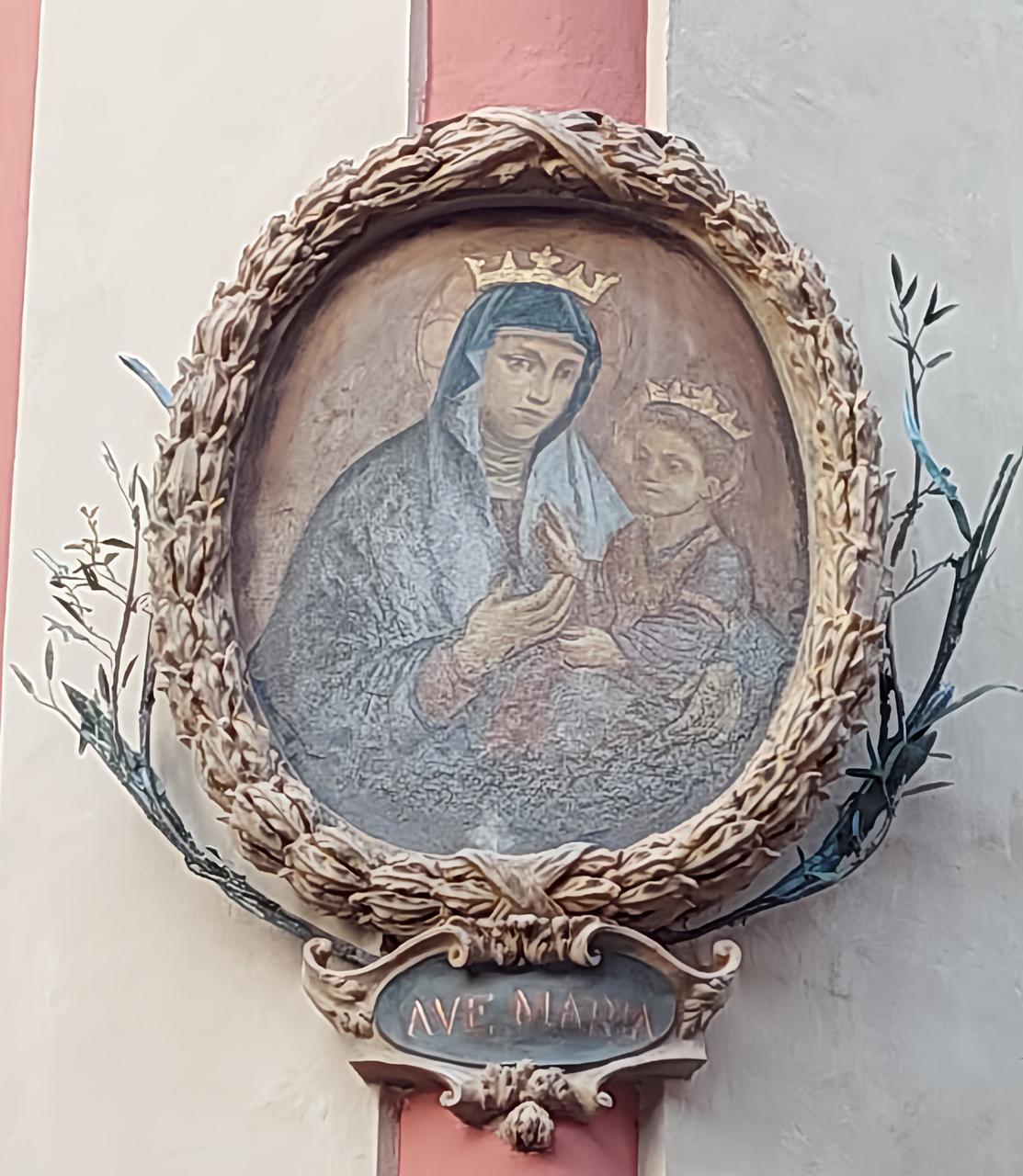 Le immagini sacre su palazzi e portici