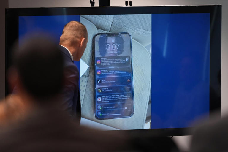 Horror of school attack in Uvalde, Texas, brings tears as officer faces ...