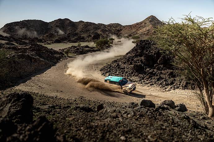 The Defender just entered the world’s toughest race—and brought a twin ...