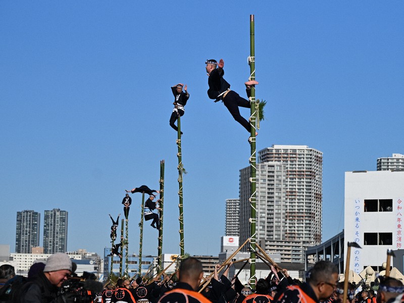 Tokyo Fire Dept's New Year drills feature ladder stunts, 4-legged ...
