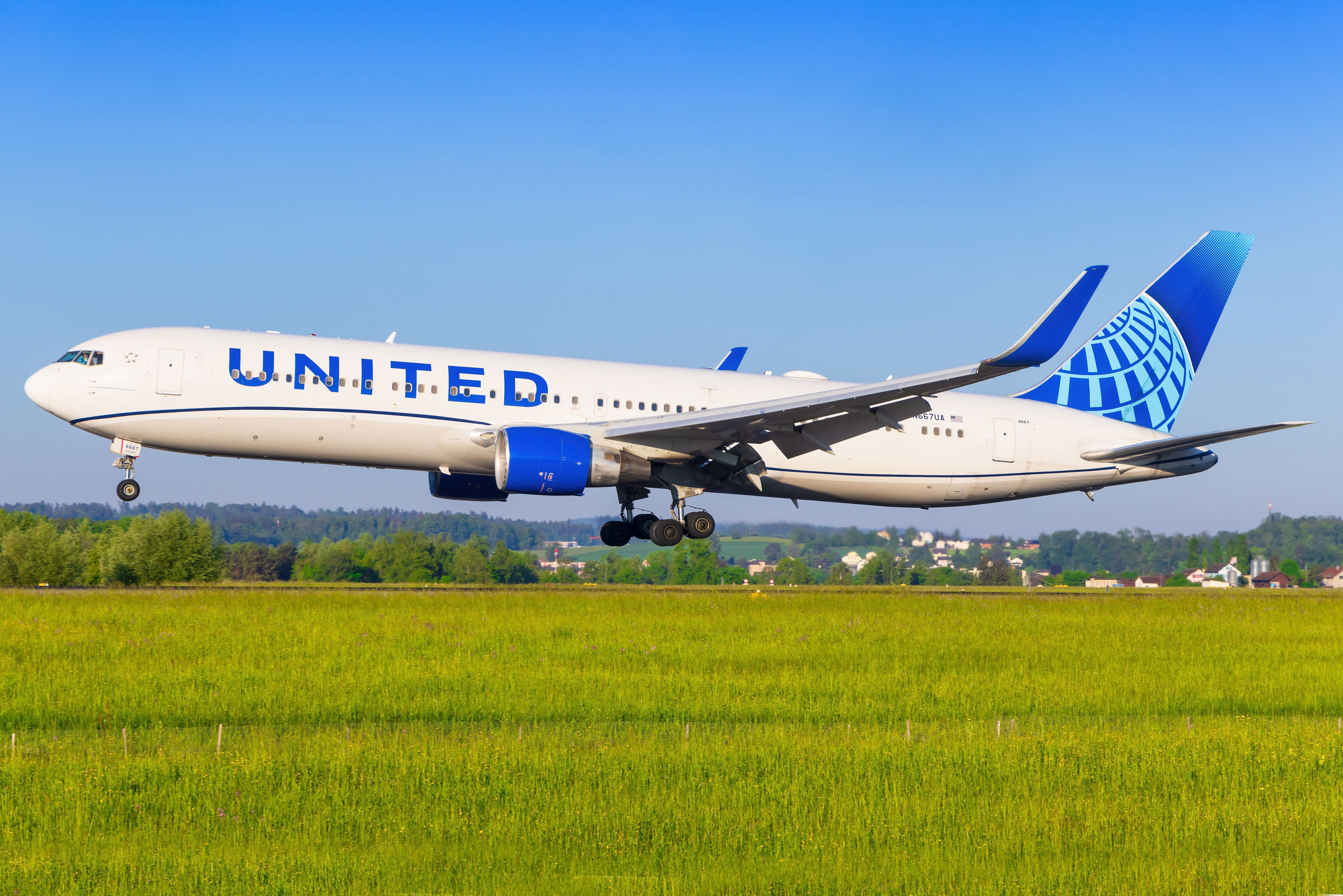 United Airlines first class passenger’s complaint is even getting ...