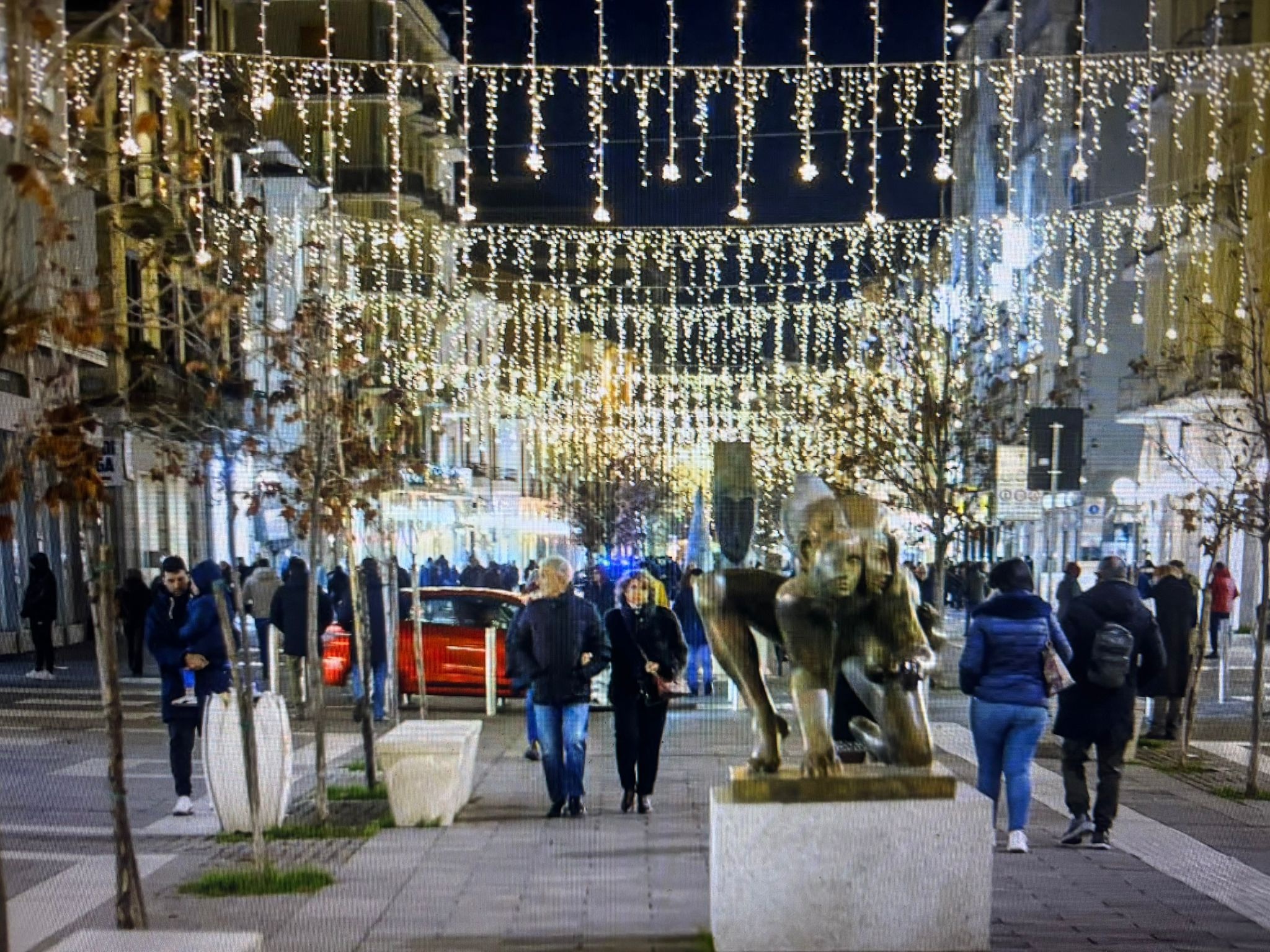 Saldi invernali a Cosenza, primi bilanci tra prudenza e negozi affollati