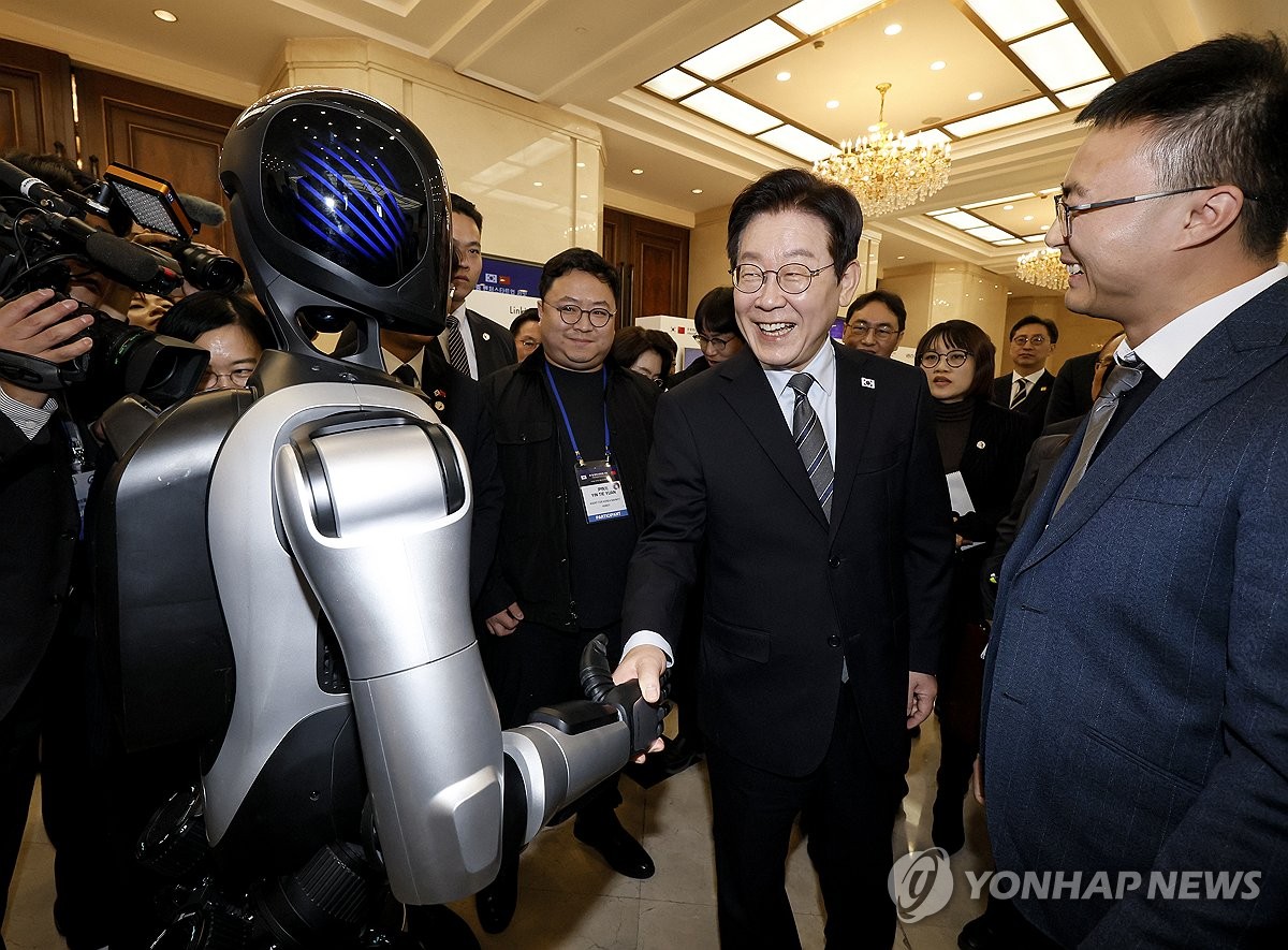 Lee attends S Korea-China venture, startup summit