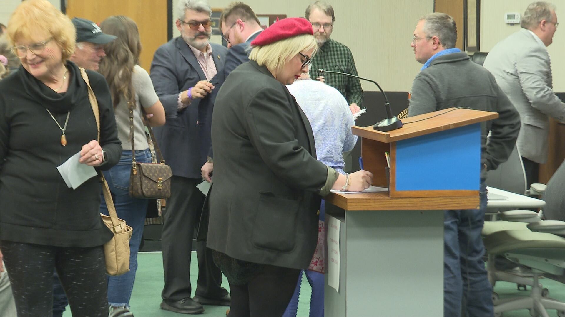 Parkersburg City Council advances waste management contract despite ...