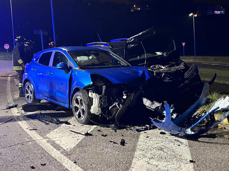 Scontro violento tra due auto. In tre finiscono in ospedale