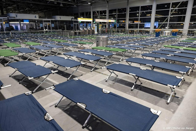 Meer dan duizend gestrande reizigers hebben overnacht op Schiphol
