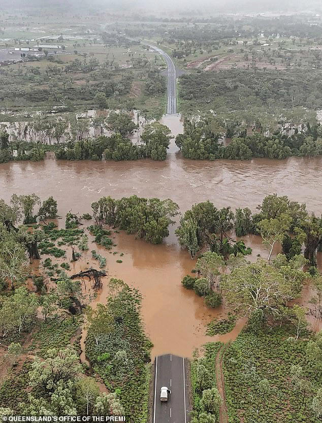 Warnings issued as bushfires burn through Victoria - while Queensland ...
