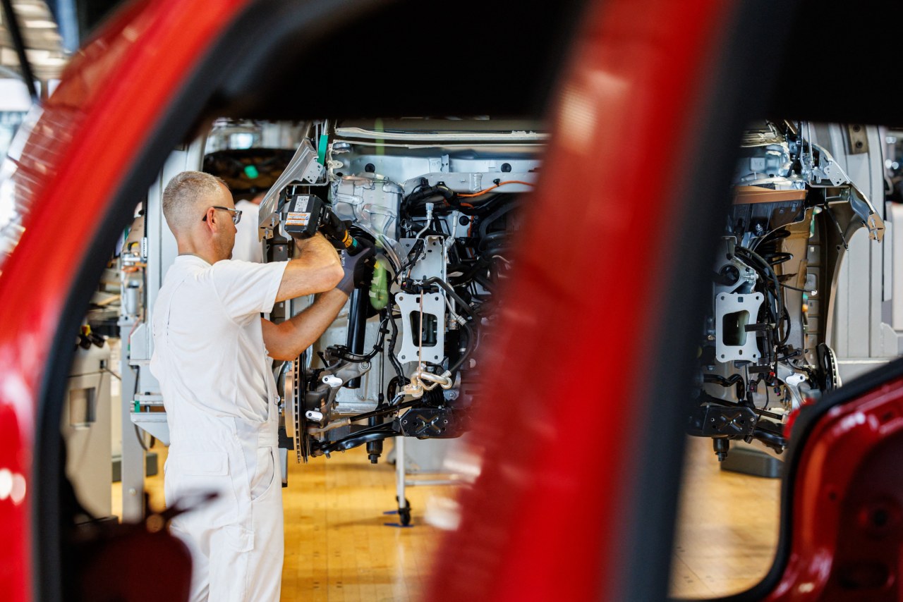 German unemployment holds steady as economic momentum withers