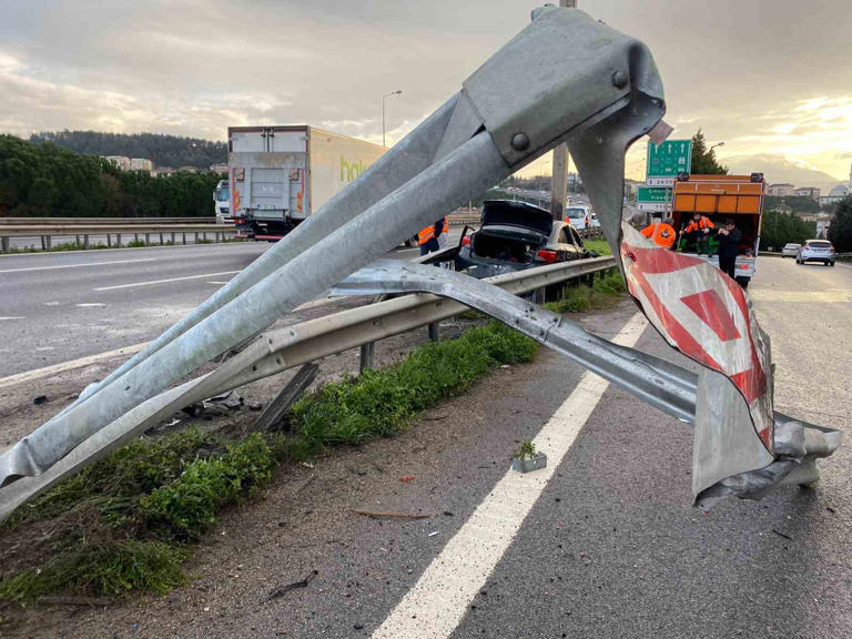 TEM’de otomobilin çarptığı bariyer yerinden söküldü: 1 yaralı