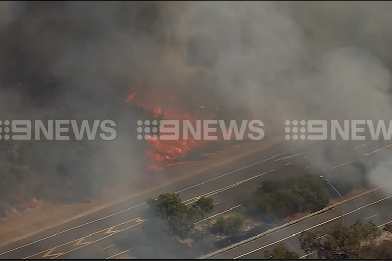 High Wycombe bushfire downgraded as motorists caught in traffic chaos