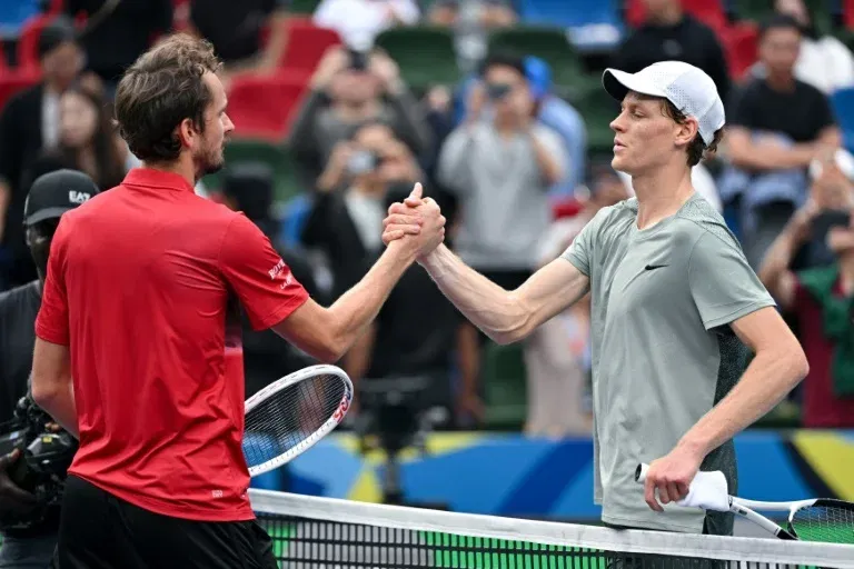 Medvedev cambia tono su Sinner: «È una macchina»