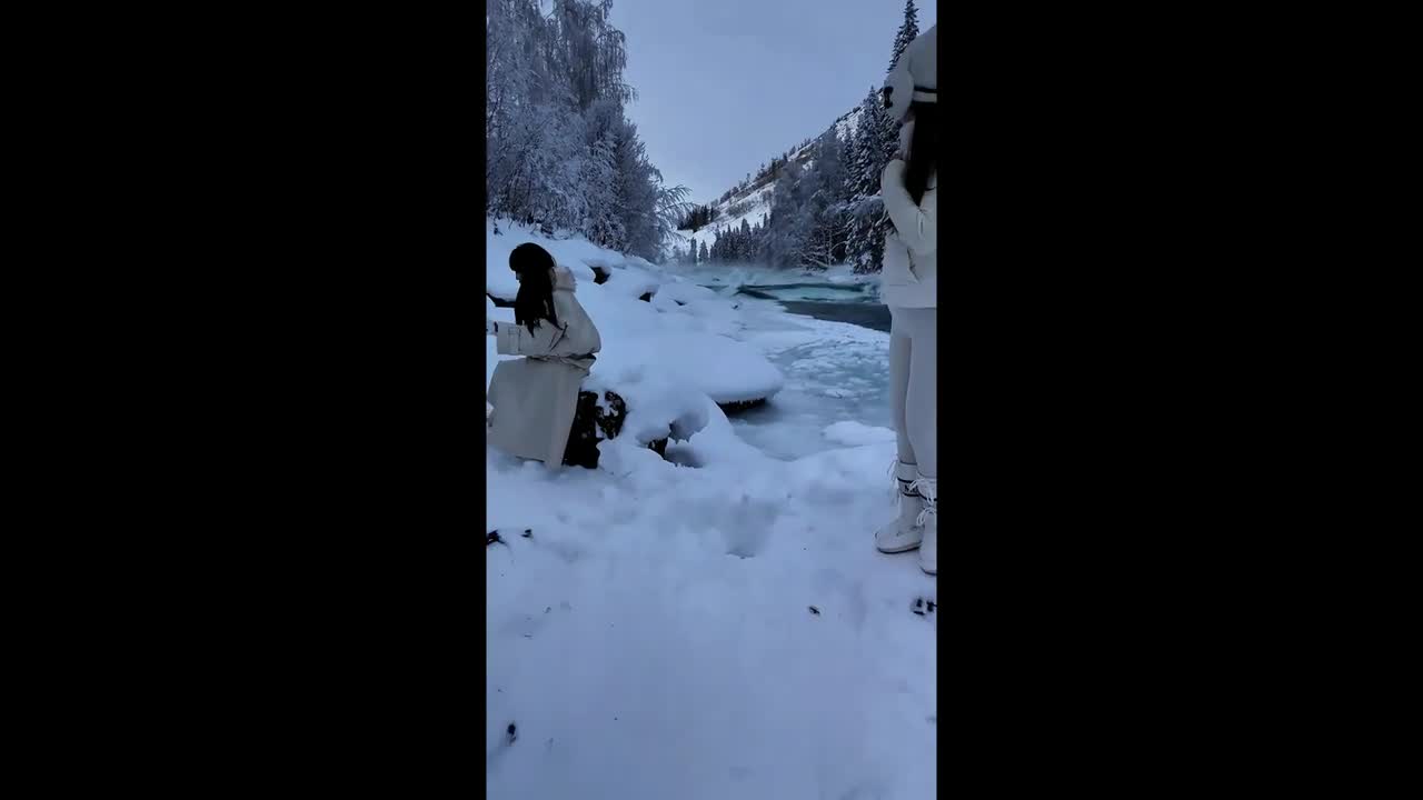 Terrifying ice surge caught on camera as tourists flee for their lives ...