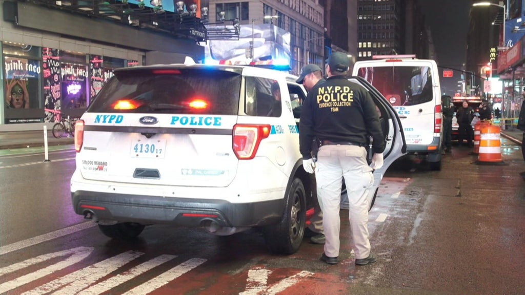 Man stabbed in the back, slashed in the neck in Times Square, police say