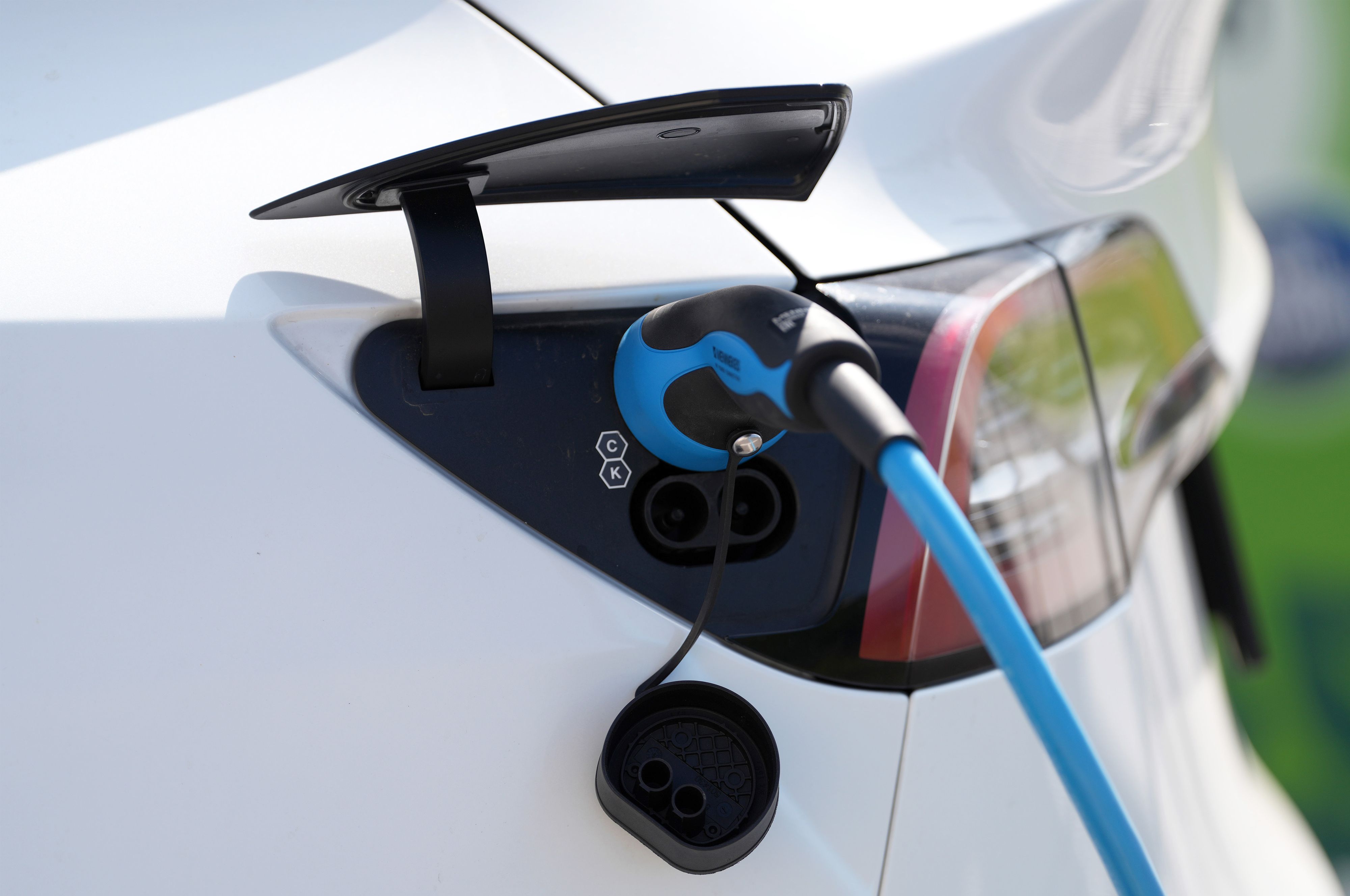 Preisvergleich: Vergleichbare E-Autos werden in Deutschland deutlich ...