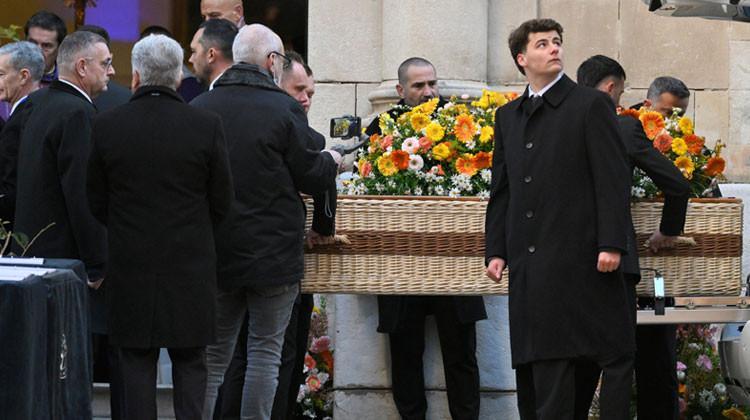 Hasırla süslenmiş bir tabut, üzerinde güneş rengi çiçekler: Ünlü oyuncu ...