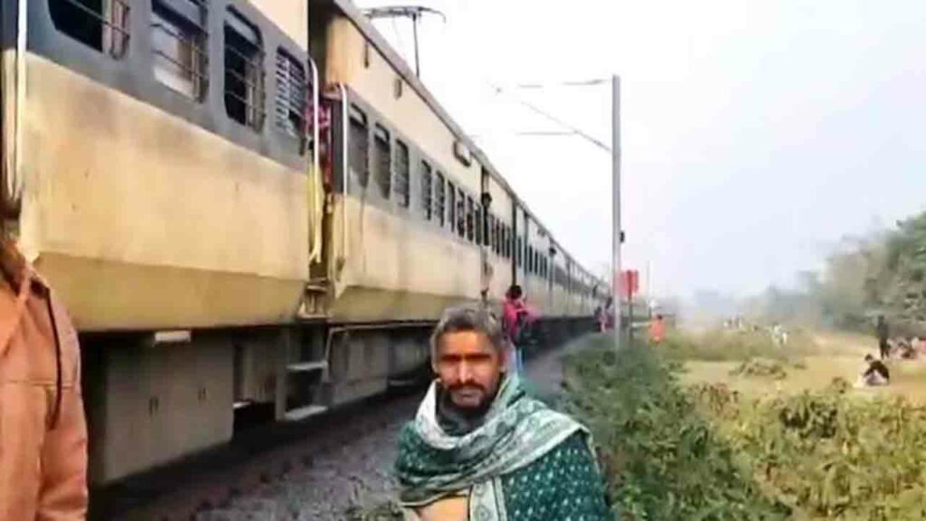 Train delay triggers protest | 9 కిలోమీటర్ల దూరానికి రెండున్నర గంటలు ...