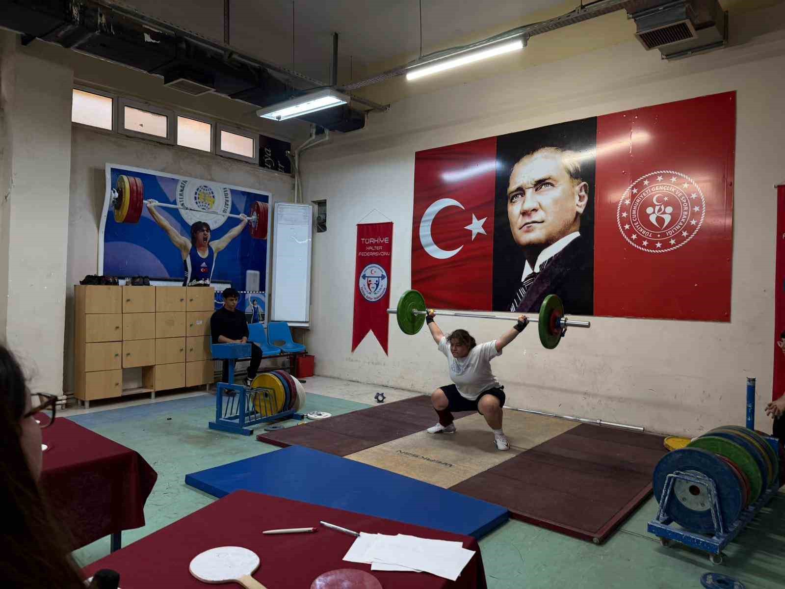 Okul sporları gençler halter müsabakaları tamamlandı