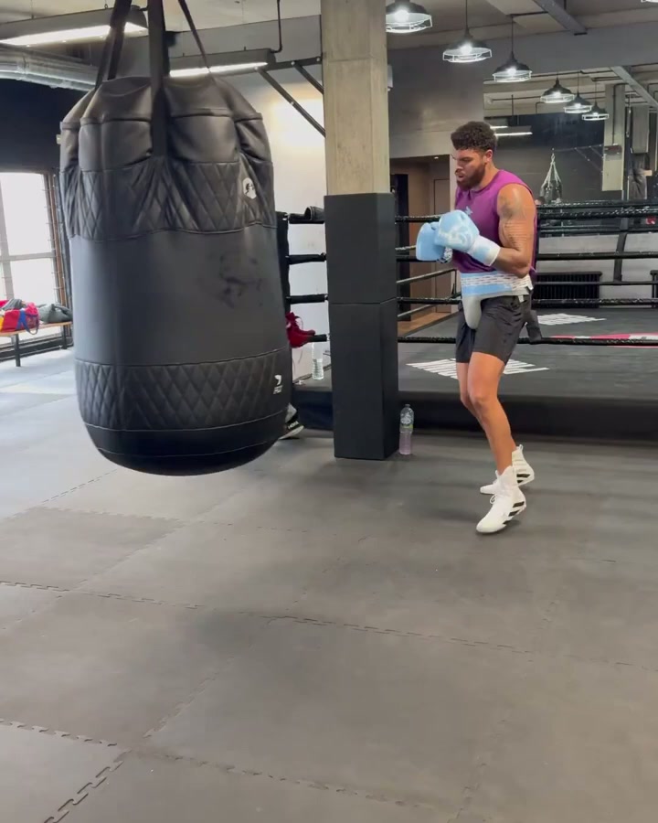 Emanuel Odiase looking explosive while working the heavy bag