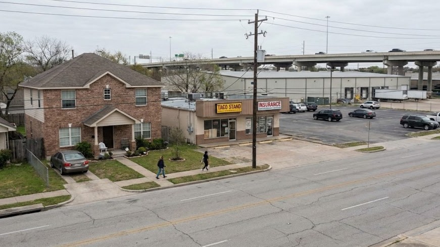 How does Houston plan without zoning?