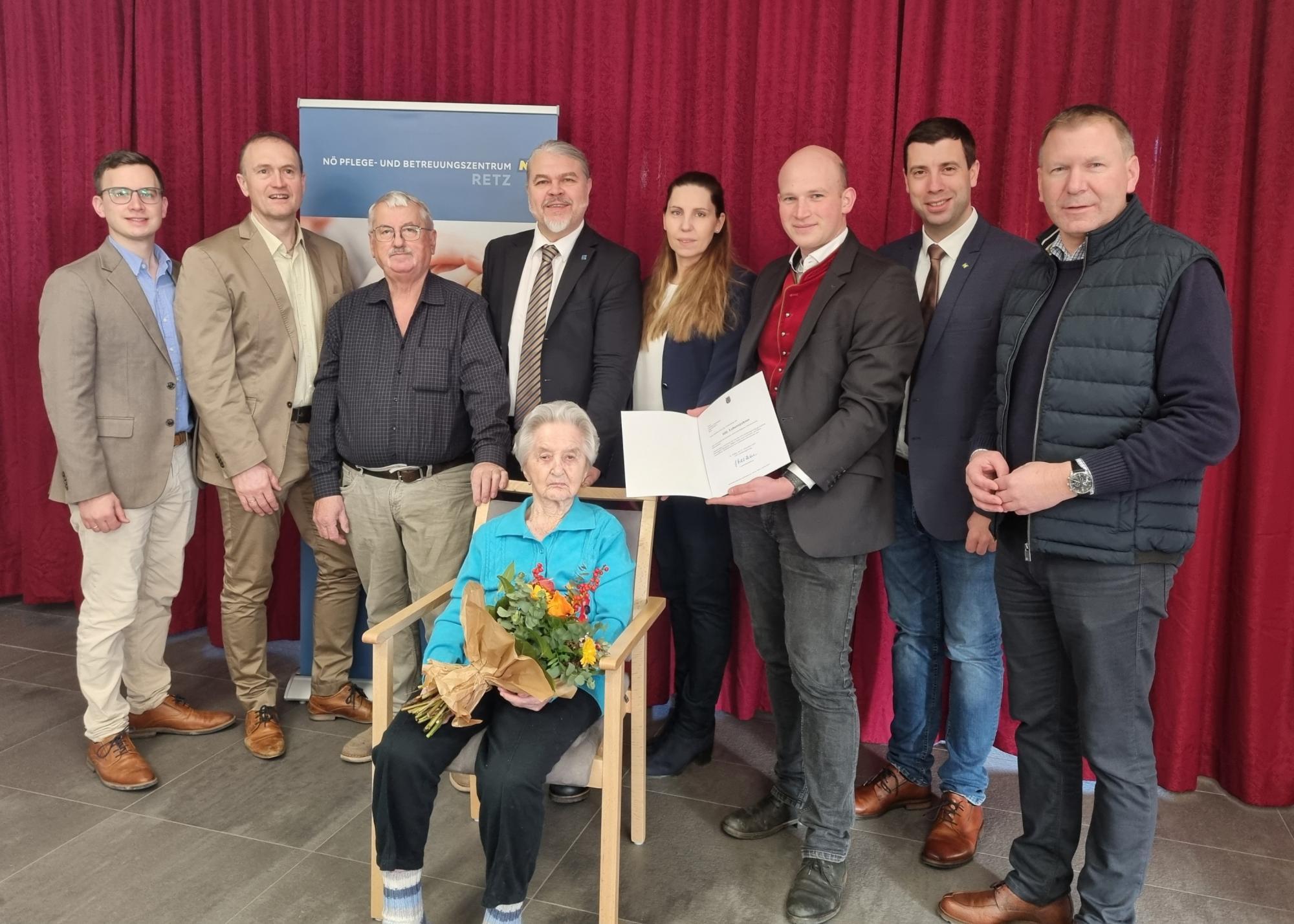102. Geburtstag: Bürgermeister-Trio ehrt Jubilarin im Weinviertel