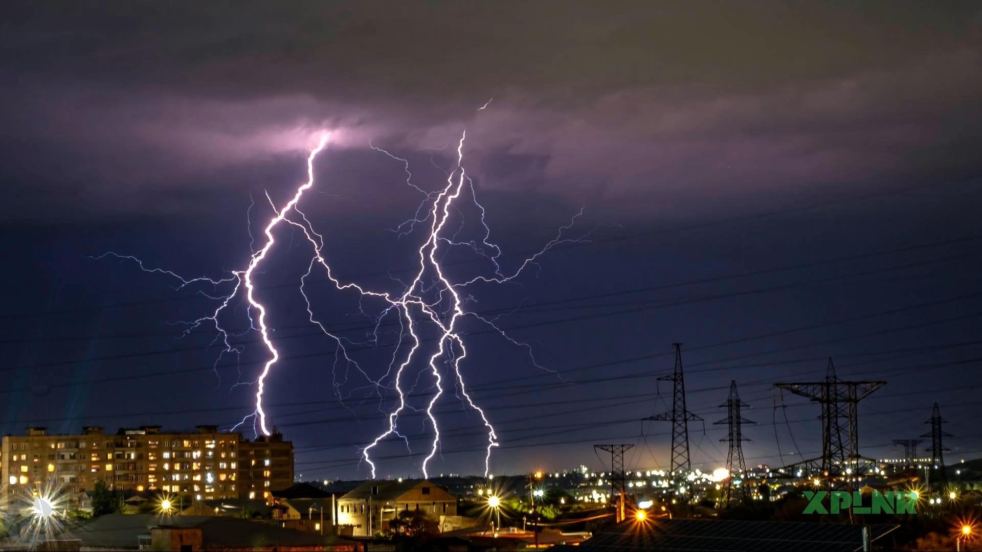 How do lightning strikes occur?