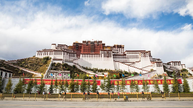 The Potala Palace in Lhasa: Tibet’s gigantic World Heritage Site