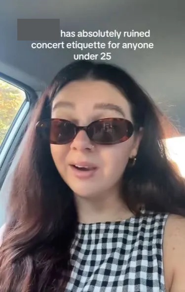 The way that they push – Addison Rae fan went to a concert recently and ...